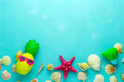 바다 조개와 밝은 스 퀴 시 완구 프레임 평면도 복사 공간을 갖춘 활기찬 파란색 배경 갑각류에 대한 스톡 사진 및 기타 이미지 갑각류 개념 개념과 주제 Istock