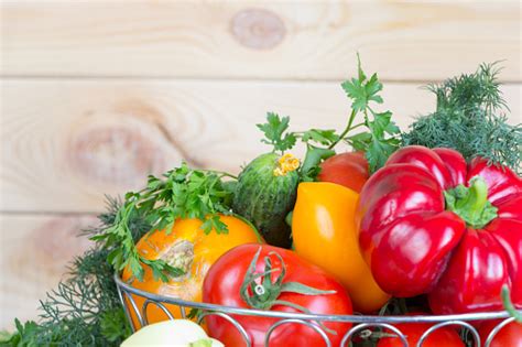 복사 공간이있는 나무 테이블에 고리 버들 바구니에 신선한 수확 야채를 닫습니다 0명에 대한 스톡 사진 및 기타 이미지 0명 가을 건강한 생활방식 Istock