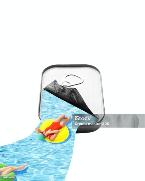 빨간 수영복과 파란 모자를 쓴 여자가 노란 고리에 떠 있고 열린 깡통에서 물이 흘러나오고 있습니다 초현실적이고 상상력이 풍부한 여름 풍경 현대 미술 콜라주 20 24세에