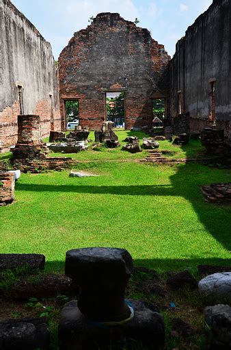 태국 롭부리의 롭부리 시에서 기도하는 태국 사람들과 외국인 여행자를 위한 왓 프라 스리 랏타나 마하탓 사원의 고대 유적과 골동품 건축물 0명에 대한 스톡 사진 및 기타