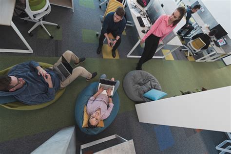 사무실에서 브레인스토밍 회의 중 다문화 숙련된 젊은 비즈니스 팀의 협업 프로세스의 상위 뷰 사진 디자인 프로젝트 개발에 협력하는 정장을 입은 다양한 젊은이들 계획에 대한