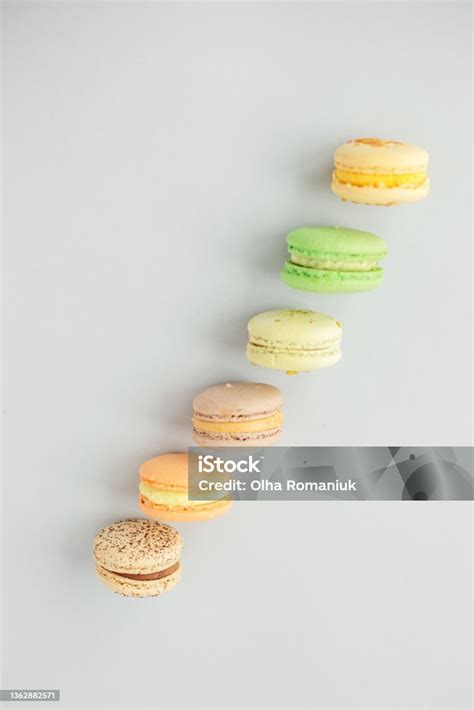 회색 배경에 마카롱 여러 가지 빛깔의 프렌치 페이스트리 마카롱 발렌타인 데이 선물 날기에 대한 스톡 사진 및 기타 이미지 날기 노랑 녹색 Istock