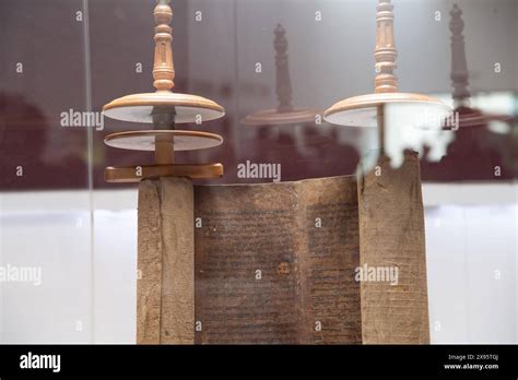 Eine Ausgestellte Thora Rolle Tora Rolle Torarolle Synagoge Bochum 29 05 2024 A Torah