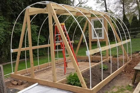 Il Partage Un Tutoriel Génial Pour Fabriquer Une Petite Serre De Jardin