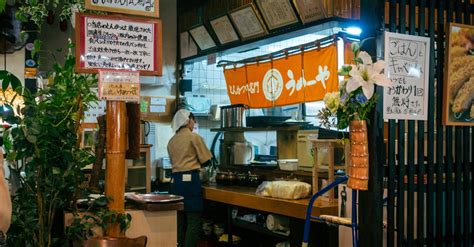 간판 고용 규슈 근로자 길거리 음식 꽃꽂이 노점 도시의 도시의 삶 동아시아 동양 따뜻한 조명 레스토랑 메뉴 문화적 비즈니스 상점 상점 내부