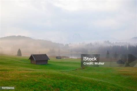 추크 슈 피 체 산맥의 다채로운 아침 풍경 Wagenbruchsee 호수 Lacation 바이에른 알프스 독일 유럽의 아름 다운가을 전망 자연 개념 배경의 아름다움 가르미슈