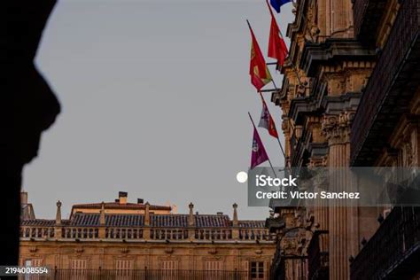 바로크 양식의 외관 깃발 보름달이 있는 새벽녘 살라망카의 마요르 광장 0명에 대한 스톡 사진 및 기타 이미지 0명 거리 건물 외관 Istock