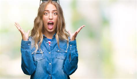 아름 다운 젊은 금발 여자에 선글라스를 쓰고 배경 미친 절연 하 고 미친 소리 하 고 적극적인 식와 팔 제기 함 좌절 개념입니다