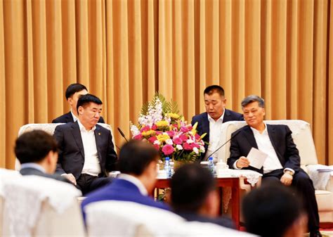 Монгол Улсын иргэд 8 аас доош суудалтай машинаар Шинжааны боомтуудаар нэвтрэх асуудлаар санал