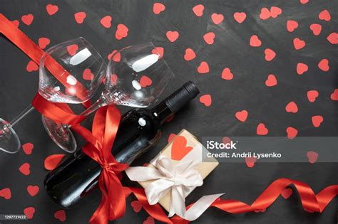 검은 콘크리트 배경에 와인 한 병과 두 개의 큰 안경 활로 가득 찬 상자 발렌타인 데이 컨셉 0명에 대한 스톡 사진 및 기타 이미지 Istock