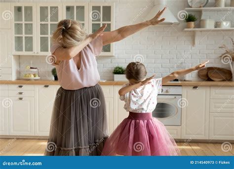 Moderne Oma Dab Danst Met Kleindochter Stock Afbeelding Image Of Kaukasisch Huis