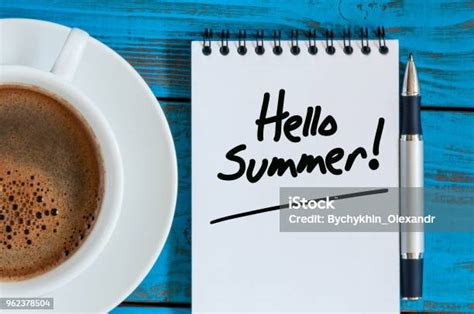 안녕하세요 여름 텍스트와 아침 커피와 메모장의 흰색 시트 찻잔 1위에 대한 스톡 사진 및 기타 이미지 1위 4가지 개체 6월 Istock