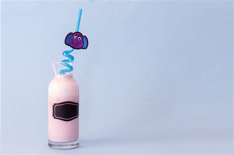 딸기 우유 보라색 코끼리와 함께 항아리에 밀크 블루 피 펫 파란색 배경에 공간 쓰기 건강한 생활방식에 대한 스톡 사진 및 기타 이미지 건강한 생활방식 과일 날것