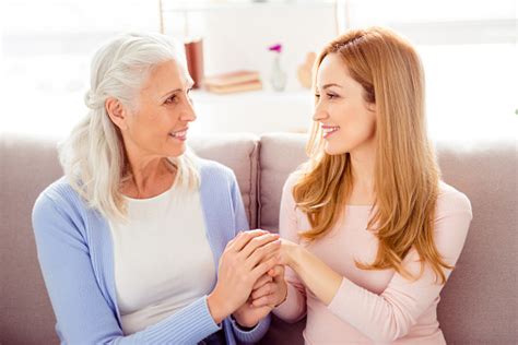 세레 명 평화 상대 세대 부드러움 부드러운 터치 시대 레저 휴식 휴식 라이프 스타일 개념 성실한 할머니와 긴의 자에 앉아 아름 다운 성인의 프로필 사이드 반 설정 보기 사진