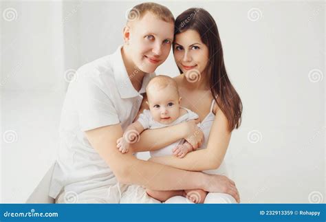 Familj Porträtterar Glad Ung Mor Och Far Med Barn Hemma Fotografering