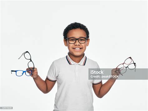 아프리카계 미국인 소년은 흰색 배경에 아이들에 대한 시력 보정을 위해 손에 많은 세련된 안경을 보유하고 소년에 대한 스톡 사진 및 기타 이미지 Istock