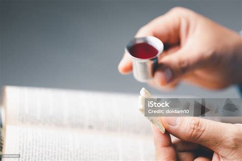 성찬례 또는 기독교의 거룩한 친교의 개념 성찬례는 예수에 의해 제정된 성사입니다 제자들과의 최후의 만찬 중에 빵과 포도주는 그리스도인의 예수 그리스도의 몸과 피입니다