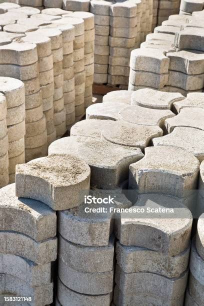 건설 현장의 목재 팔레트에 곡선 모양의 콘크리트 자동 잠금 바닥 블록 스택 건설 산업에서 모래 층에 빗물을 비우는 투과성 바닥을 만드는 데 사용됩니다 0명에 대한 스톡 사진