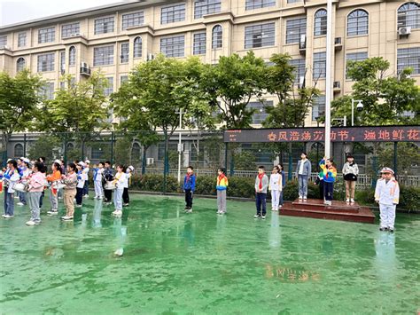 六安市三里桥小学举行“致敬劳动者，共筑中国梦”主题升旗仪式六安市金安区人民政府