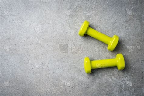 运动背景哑铃健身设备正上方视角举重训练健身房绿色个人随身用品素材 花瓣网