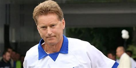 «Одна нормальная контратака за матч Бывший тренер сборной Украины разочарован заменами Реброва