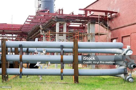 파이프와 전기 와이어 및 석유화학 정유 산업 정유 공장에서 장비와 대형 철 금속 배관이 대 0명에 대한 스톡 사진 및 기타