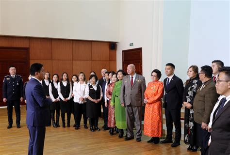 Баянгол дүүргийн иргэдийн төлөөлөл Төрийн ордонд зочилж УИХ ын үйл ажиллагаатай танилцлаа