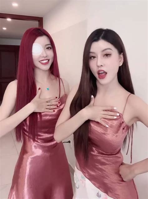 By2姐妹俩同框跳《凑热闹》舞蹈 穿性感吊带超养眼