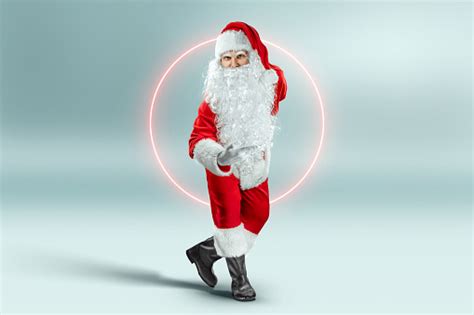 네온 원 가벼운 배경의 배경에 빨간 양복을 입은 산타 클로스 크리스마스 이브 휴가 휴일 배너 새해에 대한 개념 12월에 대한