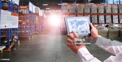 글로벌 물류 네트워크 유통 및 운송 스마트 물류 대형 창고 센터 배경에 운송의 혁신 미래의 사업가 제어 가상 인터페이스 패널 공장 산업 건물에 대한 스톡 사진 및 기타