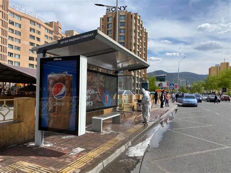 Автобусны буудлын сандал хогийн сав ТҮЦ үүдийг угааж цэвэрлэж байна