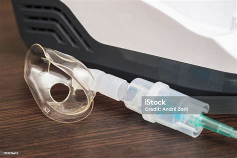 흡입을위한 의료 장비 나무 배경에 호흡 마스크 의료 및 제약 개념 0명에 대한 스톡 사진 및 기타 이미지 0명 건강관리와 의술 기관지나무 Istock
