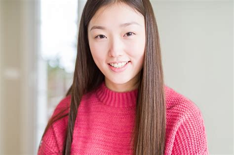 얼굴에 심각한 표정으로 편안한 분홍색 스웨터를 입고 아름 다운 아시아 여자 교차 팔로 간단 하 고 자연 스러운 갈색 머리에 대한 스톡 사진 및 기타 이미지 Istock