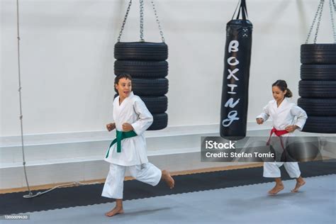 스포츠 체육관에서 가라데 훈련에 기모노를 입고 달리는 아이들 가라테에 대한 스톡 사진 및 기타 이미지 가라테 건강한 생활방식 격투기 Istock