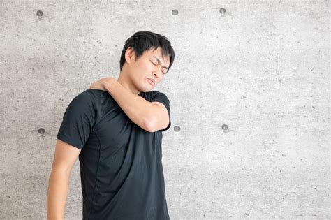 肩の痛み（五十肩、四十肩）の方への鍼灸治療 本町の指圧 マッサージ、鍼灸、アロマテラピーをお探しならウェルネスマッサージ鍼灸指圧治療院へ