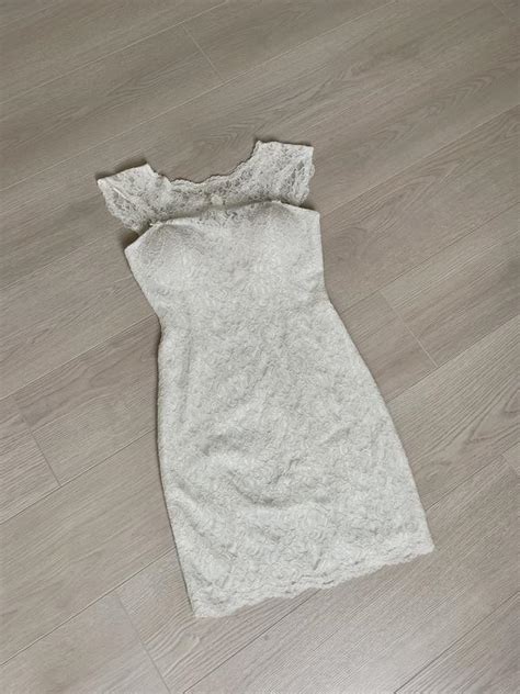 Молочне міні плаття з мереживом у розмірі м — ціна 300 грн у каталозі Короткі сукні Купити