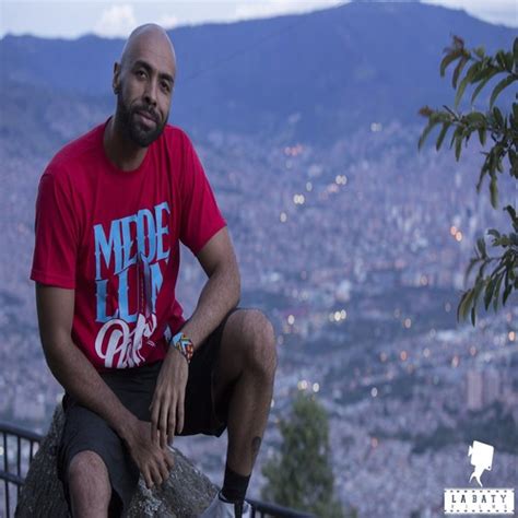 Una Palmada En La Espalda Lyrics El Ataque De Los Que Observaban Only On JioSaavn