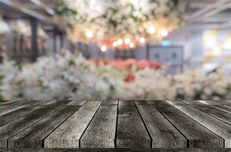 커피 숍 카페에서 보케 빛추상 컬러 꽃의 흐릿한 이미지와 빈 회색 나무 테이블 이나 테라스 제품 또는 개체 프리젠 테이션 및 정원 개념의 디스플레이를위한 복사 공간 0명에