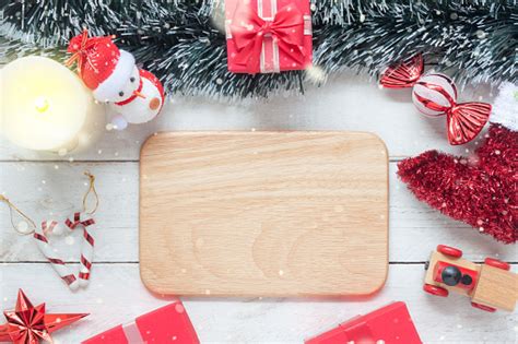 위의 항목 해피 새로운 년 메리 크리스마스의 보기 공중 이미지 개념을 배경 합니다 아름 다운 필수 장식 집에서 겨울 시즌을 위한 장식 장식품 모두 흰색 나무 책상에 개체 0