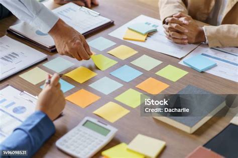 비즈니스 사람들 브레인스토밍 회의 디자인 아이디어 포스트잇 노트를 사용하여 아이디어 공유 전문 투자자 프로젝트 시작 비즈니스 브레인스토밍 사무실에서 계획 경영자에 대한 스톡