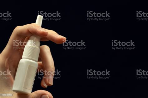여성의 손은 검은 색 배경에 흰색 병 클로즈업에 비강 스프레이를 잡고 공간을 복사 20 29세에 대한 스톡 사진 및 기타 이미지 20 29세 간호사 감기와 독감