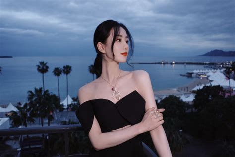 組圖：劉詩詩黑色抹胸裙秀肩頸線條 氣質優雅白到發光 新浪香港