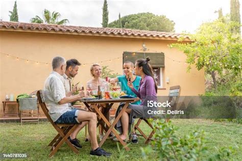 중년의 다문화 친구들이 뒤뜰에서 함께 웃고 웃으며 행복하게 먹고 있습니다 다민족 그룹에 대한 스톡 사진 및 기타 이미지 다민족 그룹 다양성 사람들 Istock