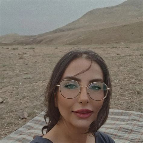 ‎منیره حسینی‎ ‎ هرچه بیشتر اوج گرفت بیشتر کوچک شد پرنده‌ای که می