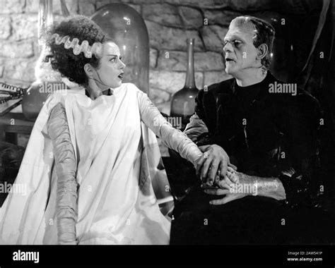 1935 Usa Die Schauspielerin Elsa Lanchester Mit Boris Karloff Im Film