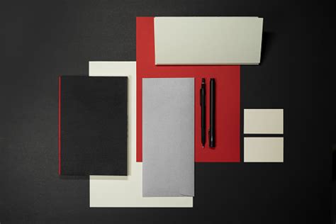 빨간색 A4 레터 헤드 명함 봉투 노트 북펜이있는 문구 브랜딩 모형 템플릿 어두운 배경 실제 사진 0명에 대한 스톡 사진 및 기타 이미지 Istock