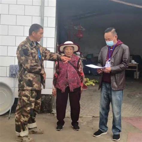 认真开展“户户敲门、人人见面”行动，抓牢抓实疫情防控工作人员德宏州驻村