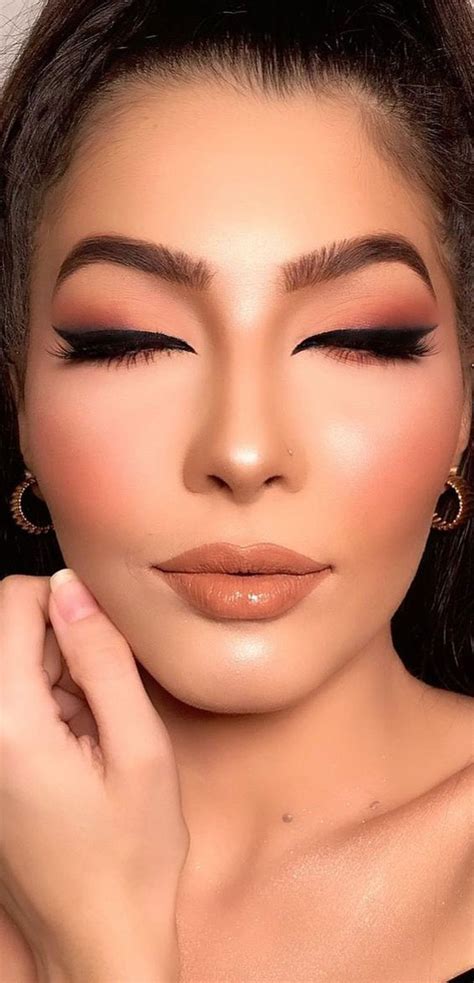 Stunning Makeup Looks 2021 Soft Nuetral Peach Tones