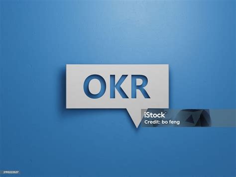 비즈니스 및 디자인 컨셉 초현실적 인 말풍선 Okr 리더십 커뮤니케이션 및 성공의 상징 파란색 배경에 렌더링하는 비즈니스 Concept3d 0명에 대한 스톡 사진 및 기타