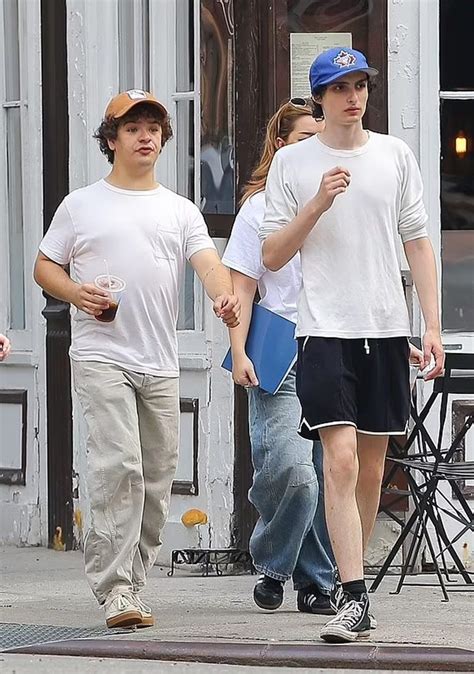 Stranger Things Yıldızları El Ele Ev Baktı Son Dakika Magazin Haberleri